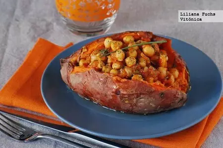 Gegrillte Séiss Kartoffel Gefëllt mat Chickpeas an Tomate