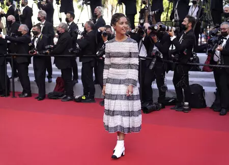 Lyna Khoudri reade loper cannes 2021