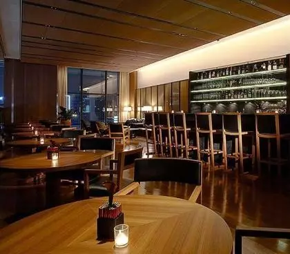 Tokio, Giza Bvlgari diňinde bar